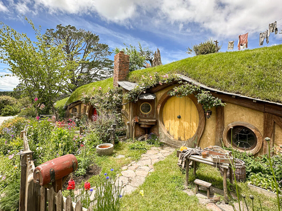 visiting-hobbiton-bag-end-yellow-door - Where Charlie Wanders
